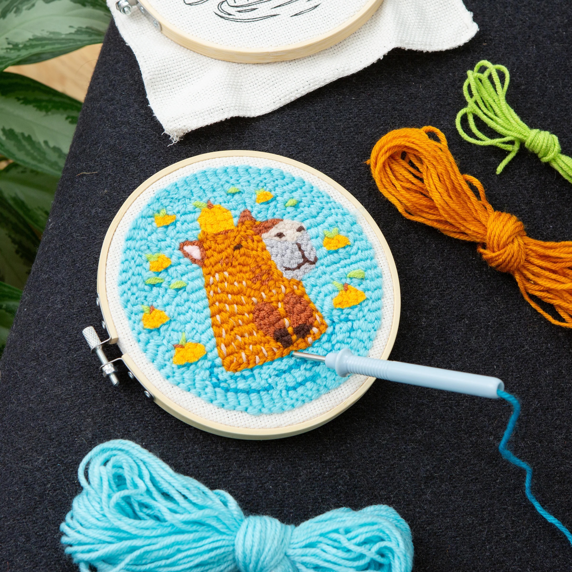 Kikkerland | Capybara Punch Needle Kit Sweet Janes - Gift and Confectionary